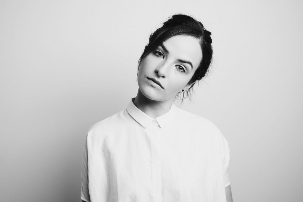 ELA MINUS LANZA SU NUEVO EP "ADAPT" - Endorfina Cultural