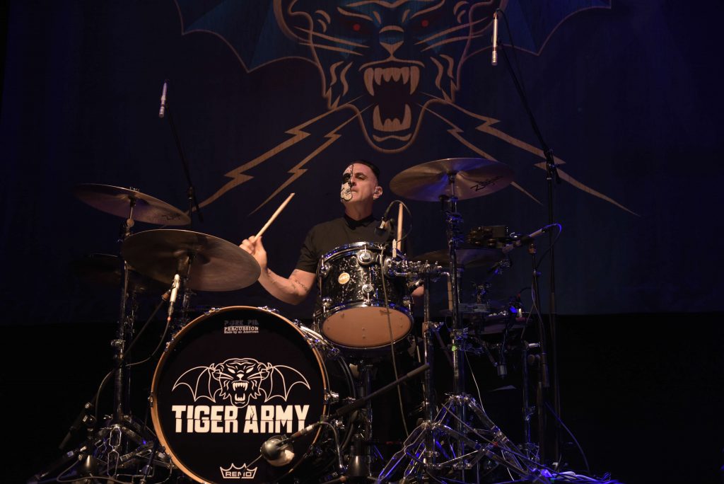 CELEBRAMOS A LOS MUERTOS CON MUCHO RITMO. TIGER ARMY EN EL PLAZA ...